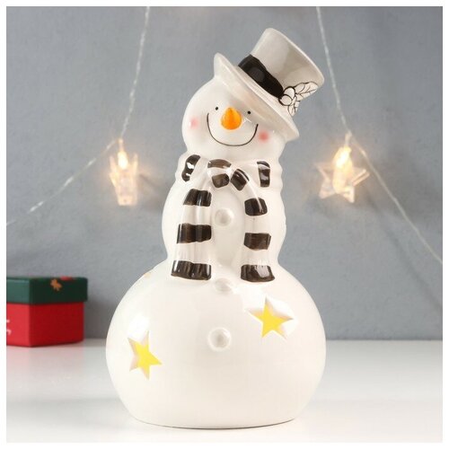 MARU Сувенир керамика свет "Снеговик в бежевом цилиндре и полосатом шарфе" 22х12,5х12,5 см