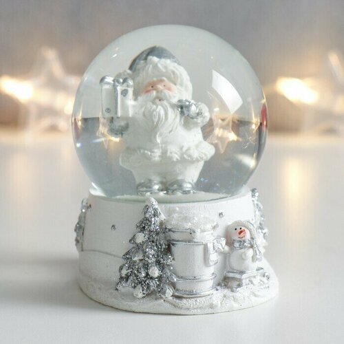 Стеклянный новогодний снежный шар "Дед Мороз с подарком" белый с серебром 7х6,7х8,8 см