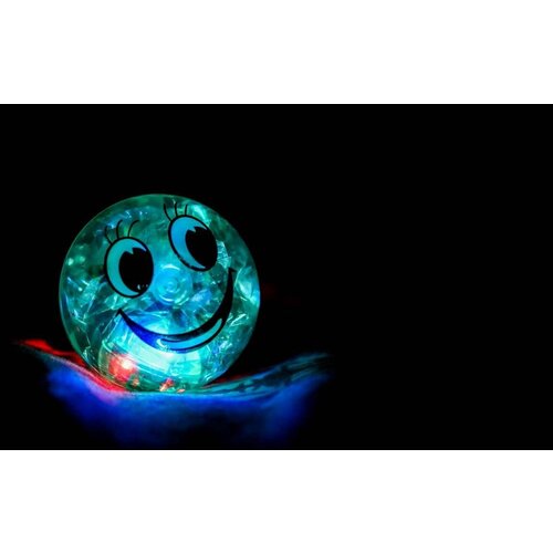 Картина на холсте 60x110 LinxOne "Улыбка, счастье, шар, подсветка" интерьерная для дома / на стену / на кухню / с подрамником