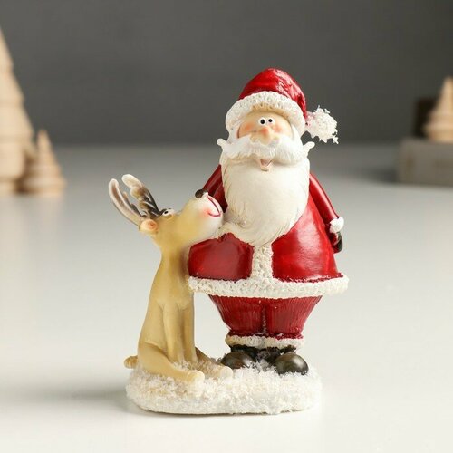 Сувенир полистоун Дедушка Мороз в красном кафтане и лосик 4х7х11 см