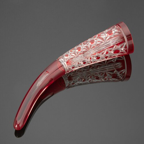 Кубок для вина ("Рог изобилия"), украшенный рельефным резным декором, хрусталь