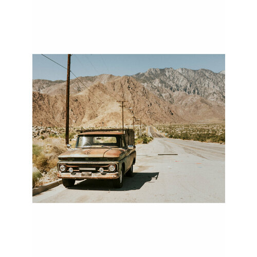 Плакат, постер на бумаге Старый грузовик в калифорнийской пустыне. Размер 30 х 42 см