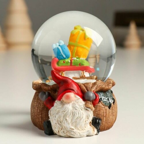 Стеклянный новогодний снежный шар "Гном с мешком и сани с подарками" 7х8х9 см