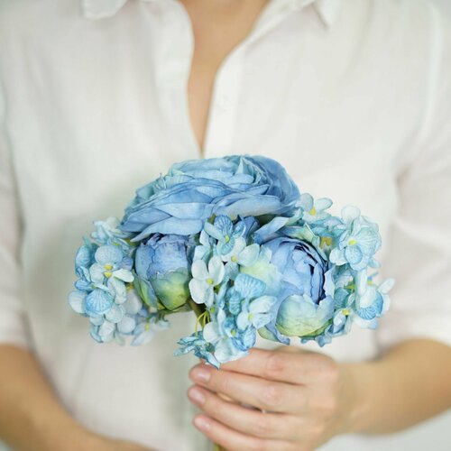 Букет с гортензией и розами искусственный голубой