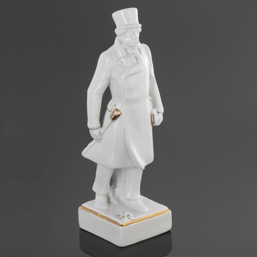 Статуэтка "Пушкин на прогулке", скульптор Н. Я. Данько, фарфор, золочение