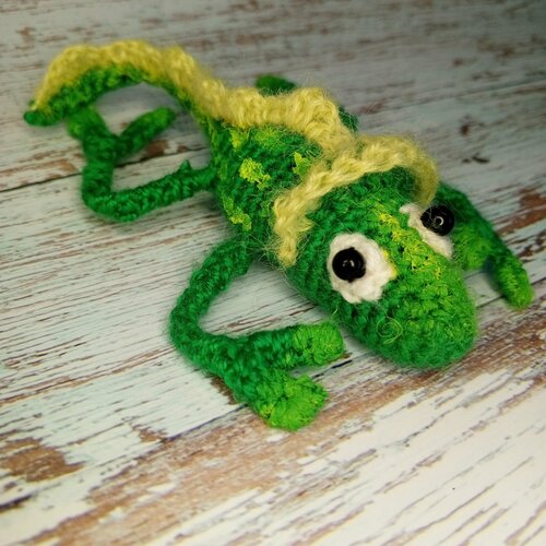 Вязаная интерьерная игрушка ящерица зелёная