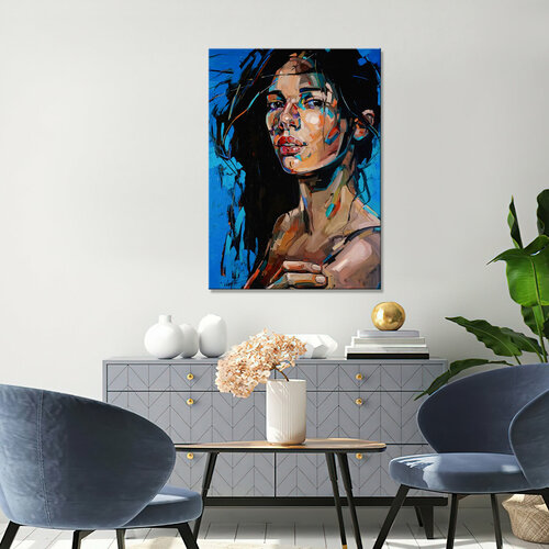Интерьерная картина на холсте - Девушка на синем фоне 30х40