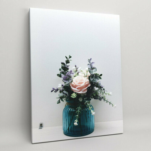 Картина на холсте (интерьерный постер) "Цветы - нежный букет в синей вазе", с деревянным подрамником, размер 30x40 см