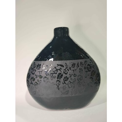 Керамическая ваза с серым рисунком