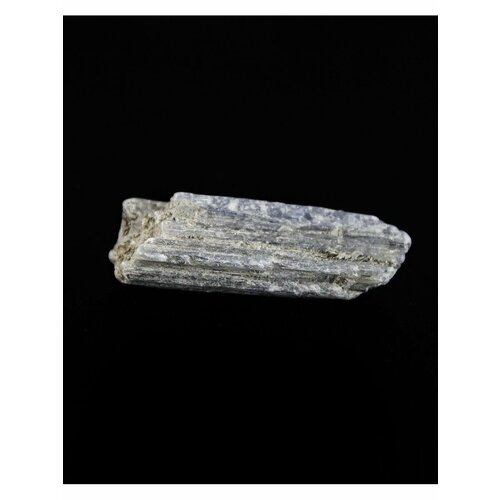 Оберег, амулет Голубой кианит - 3.5-4.5 см, натуральный камень, колотый, 1 шт - привлекает изобилие, помогает наладить любовные отношения, брак