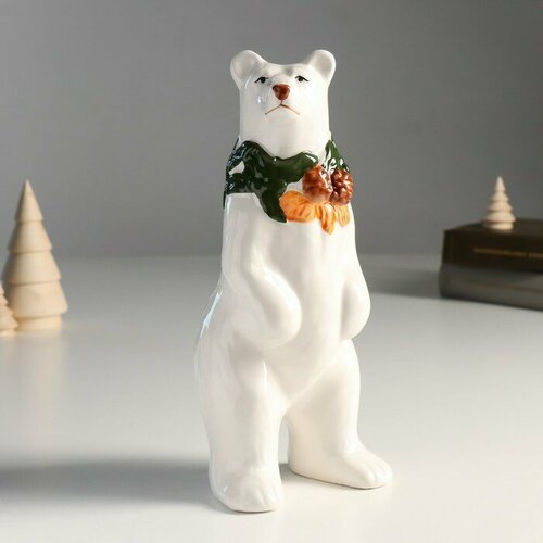 Сувенир керамика "Белый медведь с еловым венком на шее" 26,5х10,5х10 см 7620329