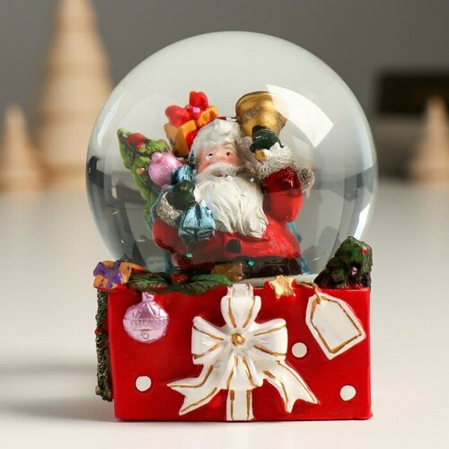 Сувенир полистоун водяной шар "Дед Мороз с мешком подарков и колокольчиком" 7х7х8 см 9472952