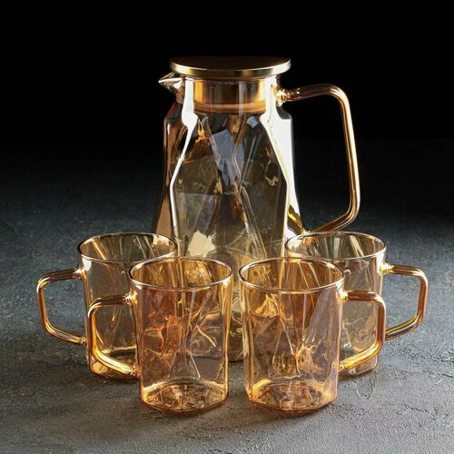 Набор для напитков из стекла Magistro «Голден. Льдинка», 5 предметов: кувшин 1,5 л, 4 кружки 350 мл, цвет золотой