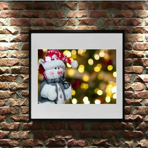 Постер "Милый снеговик с лопаткой на фоне гирлянд" Cool Eshe из коллекции "Новый год", плакат А3