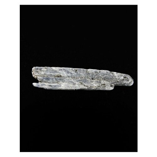 Оберег, амулет Голубой кианит - 5-5.5 см, натуральный камень, колотый, 1 шт - привлекает изобилие, помогает наладить любовные отношения, брак