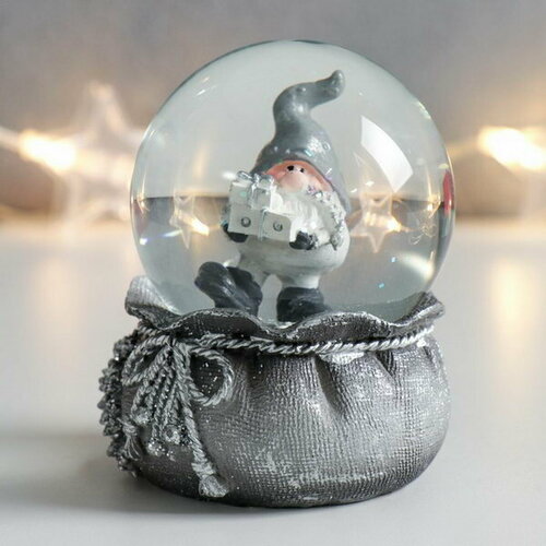Сувенир полистоун водяной шар "Дед Морозик с подарками" серебро 7х6.7х8.8 см, 6 шт.
