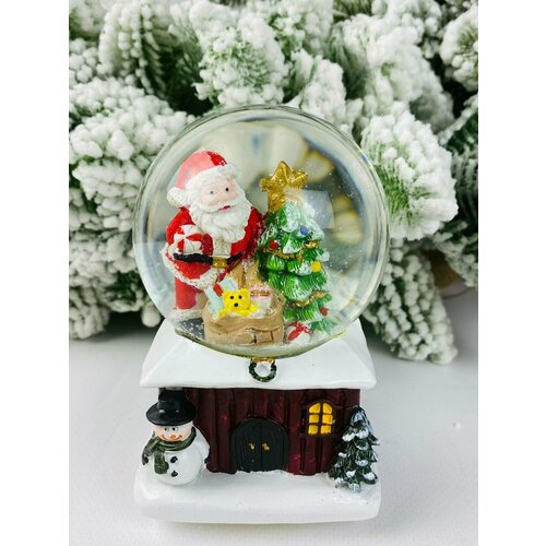 Новогодний сувенир 7160 Стеклянный шар "Дед Мороз с подарочным мешком и мишкой у ёлки" музыкальный, 3*ААА, 8*8*11,5 см