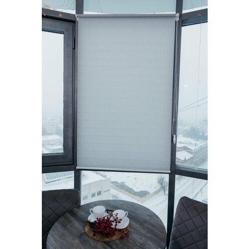 Рулонная штора светло-серая на окна 145 (ширина)Х 190 (высота).