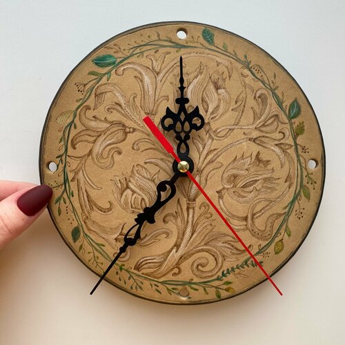 Часы настенные кожаные из натуральной кожи ручной работы с растительным орнаментом с пирографией