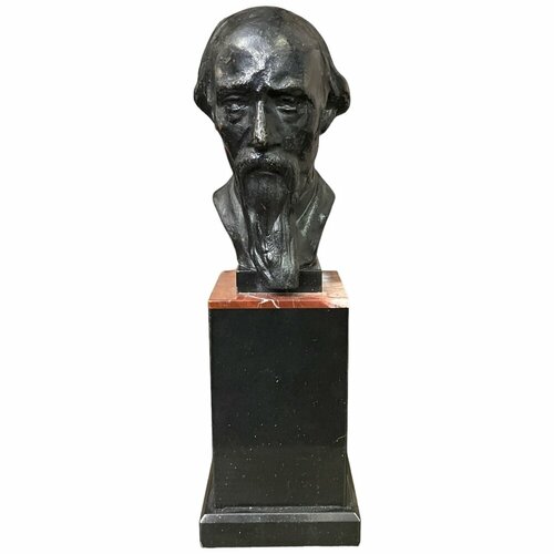 Чугунный бюст на каменном постаменте "Н. А. Некрасов" 1960-1970 гг. СССР