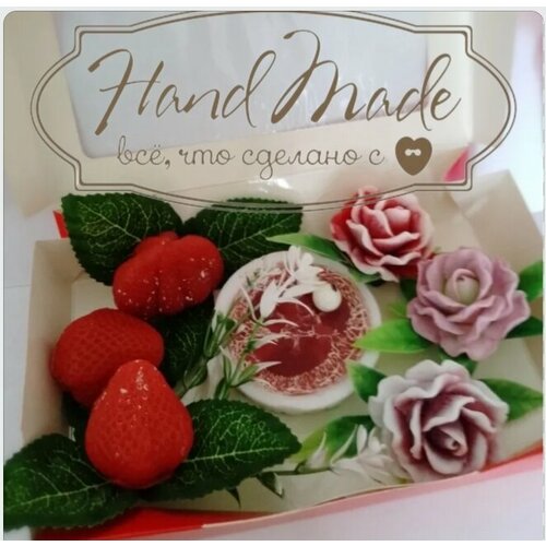 Подарок из мыла ручной работы клубники и розы