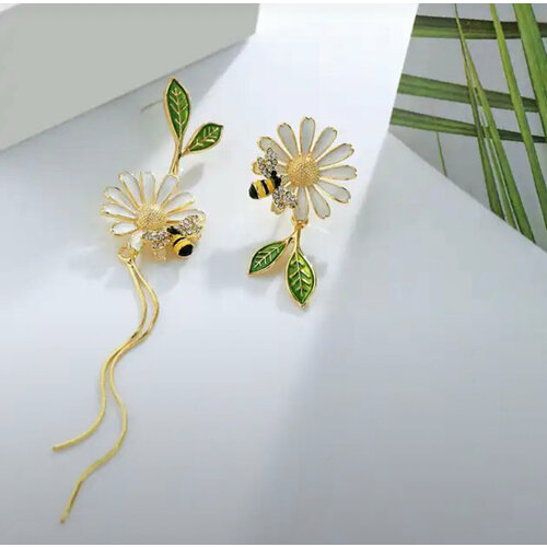 Серьги  Подвески ромашки с золотой цепочкой, фианит, размер/диаметр 90 мм, белый