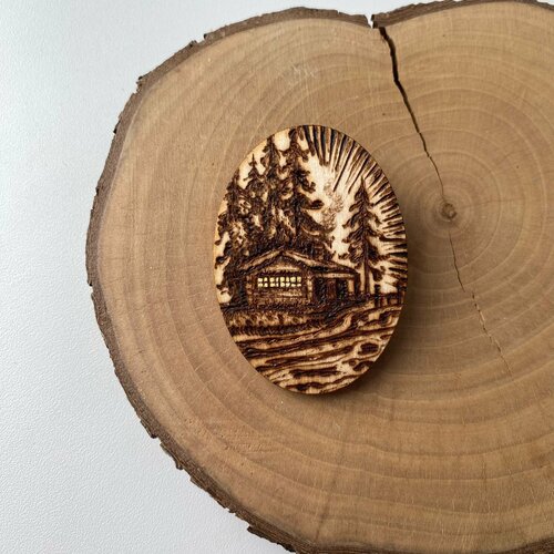 Брошь Создашева Анна Деревянная овальная брошь домик в лесу / Значок деревянный, коричневый