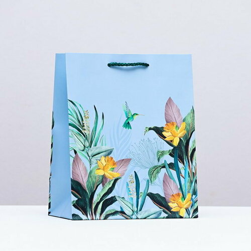 Пакет подарочный "Колибри в цветах", 18 x 22.3 x 10 см