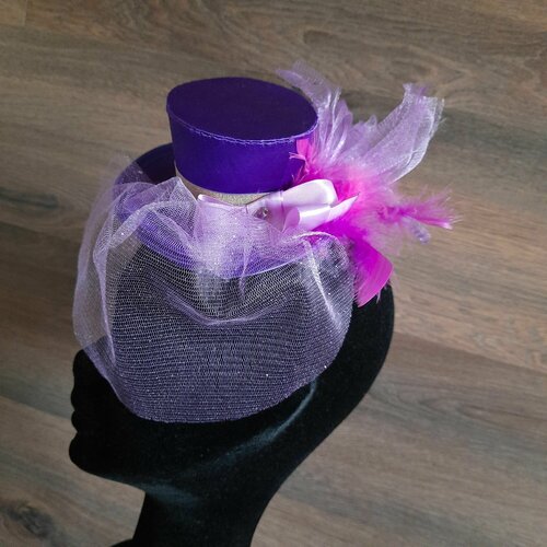 Заколка для волос шляпка-кабаре фиолетовая с розовыми перьями перьями