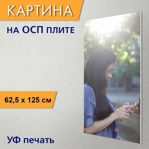 Вертикальная картина на ОСП "Вид сбоку девушка, девушка писала, девушка держит телефон" 62x125 см. для интерьериа