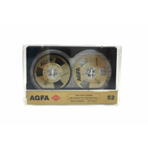 Аудиокассета "AGFA" с золотистыми боббинками в чёрно-прозрачном корпусе