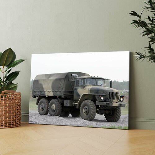 Картина на холсте (Военный грузовик припаркован на гравийной дороге) 30x40 см. Интерьерная, на стену.