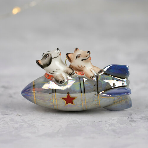 Ёлочная игрушка/сувенир "Белка и Стрелка vip в космическом корабле"/Фарфор.