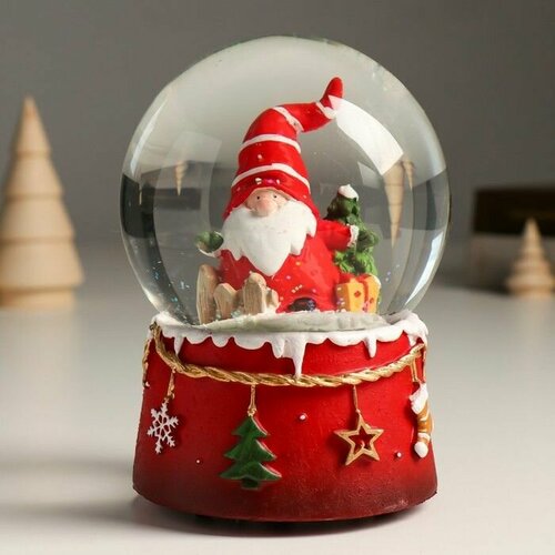 Стеклянный новогодний снежный шар музыка механический "Гном с подарками у ёлки" 11,5х11,5х14 см 947298
