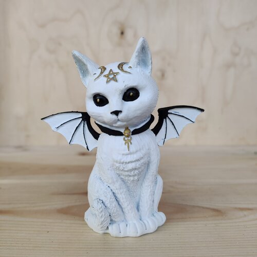 Статуэтка декоративная Ведьмин кот с крыльями белый