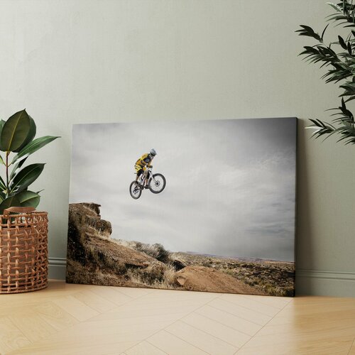 Картина на холсте (эндуро велосипедист в прыжке экстрим горный даунхилл в полете) 30x40 см/для интерьера/в комнату/на стену/в подарок