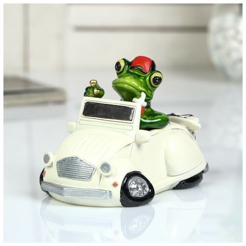 Сувенир полистоун лак "Лягуха в кабриолете" 10х9х14 см./В упаковке шт: 1