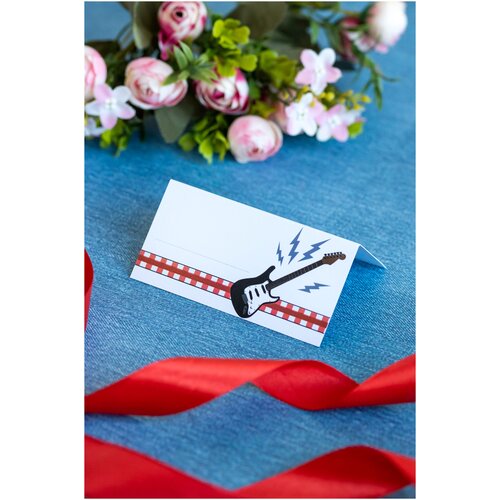 Банкетная карточка для рассадки гостей на свадьбе в стиле "Рок" из темной серой бумаги с белой вставкой, с красным декором и рисунком гитары, 10 штук