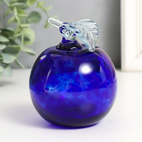Сувенир стекло в стеклокрошку "Яблоко синий" 9 см