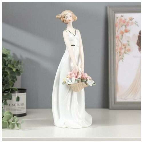 Сувенир керамика "Девушка с корзиной цветов" 27х10х9 см