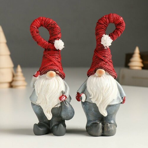 Сувенир полистоун "Дед Мороз в сером наряде и красном колпаке" микс 6х4,5х15 см