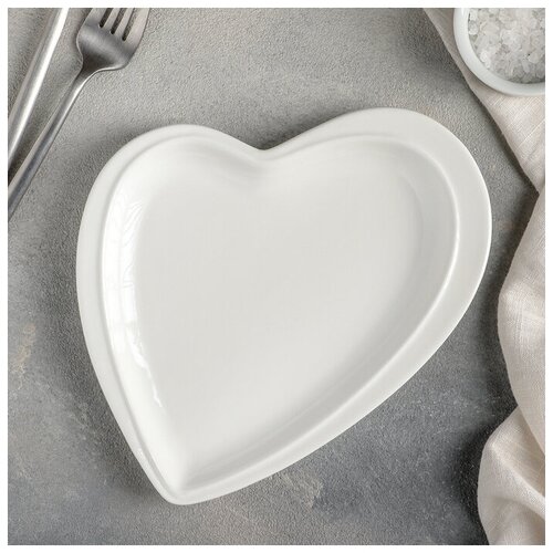Блюдо фарфоровое Magistro "Сердце", 17,5х20 см, цвет белый