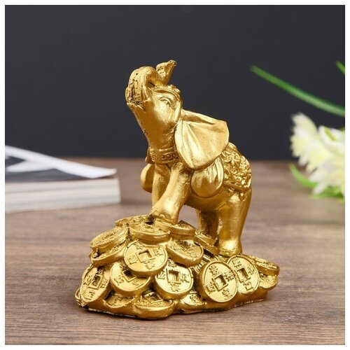 Нэцке полистоун золото "Слон на горке монет" 8,7х7,5х5,4 см