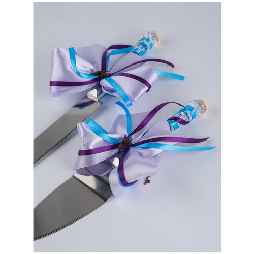 Приборы для свадебного торта "Алиса" с нежными розами и атласным декором из фиолетовых, сиреневых, голубых лент (лопатка и нож с прозрачными ручками)