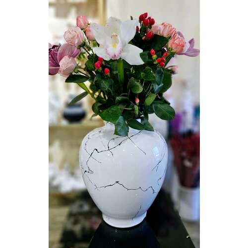 Красивая выпуклая ваза для цветов, декор и интерьер в дом.