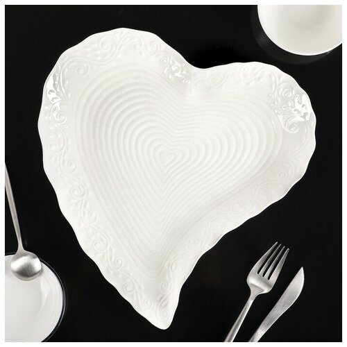 Блюдо сервировочное «Сердце», 30×28×3 см, цвет белый