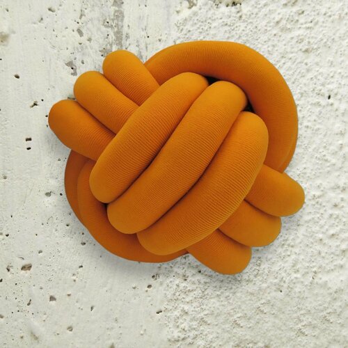 Декоративная подушка-узел 30х30 см. Современный интерьерный декор. Диванная подушка в форме шара оранжевого цвета(0115)