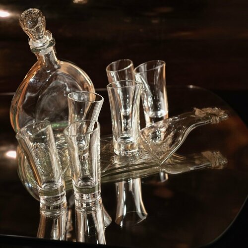 Подарочный набор - шесть стопок (шоты), плоский графин, блюдо (менажница) из прозрачной винной бутылки серии Хмельное стекло