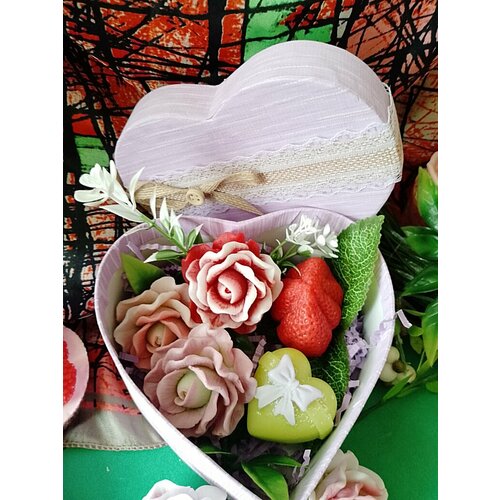 Подарочный набор из мыла ручной работы с ароматами Розы, Клубники и дыни
