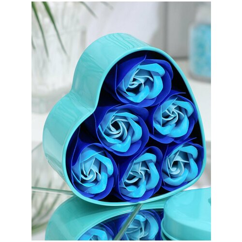 Набор, бело-синие розы" 6 мыльных лепестка в железной коробке
